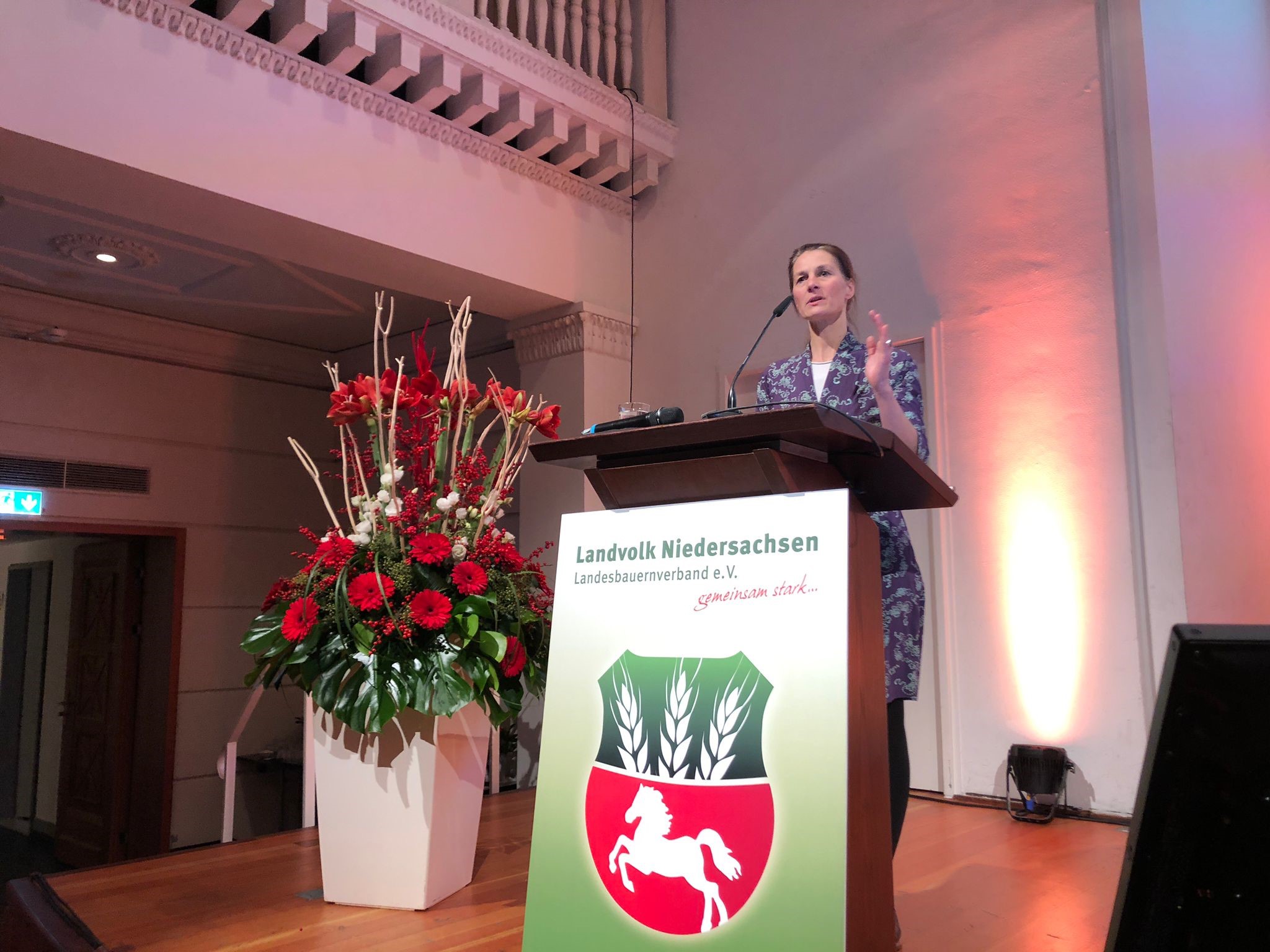 Zögerlich, aber freundlich: Das Landvolk und Miriam Staudte nähern sich ...