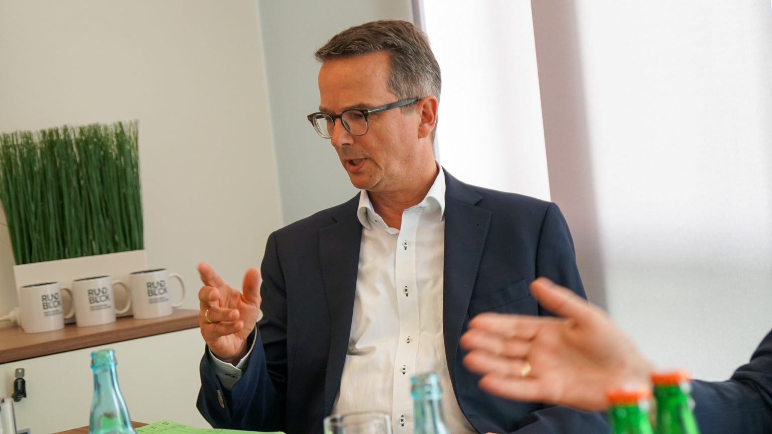 Interview: Was Diakonie und Caritas zu Pflegenotstand, Einsamkeit und ...